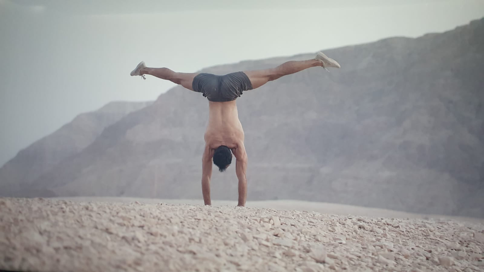 How to practice a daily handstand routine? - Micro-Movement